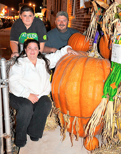 Family shows off homegrown 800-pound pumpkin • Brooklyn Paper
