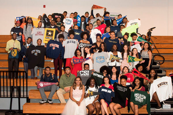 Signing on the Uncommon Banner • Brooklyn Paper