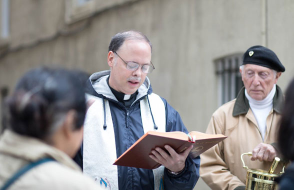 Holy cow! Priests bless animals across borough • Brooklyn Paper