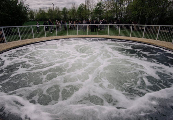 Give it a whirl! Artsy water feature opens in Brooklyn Bridge Park ...