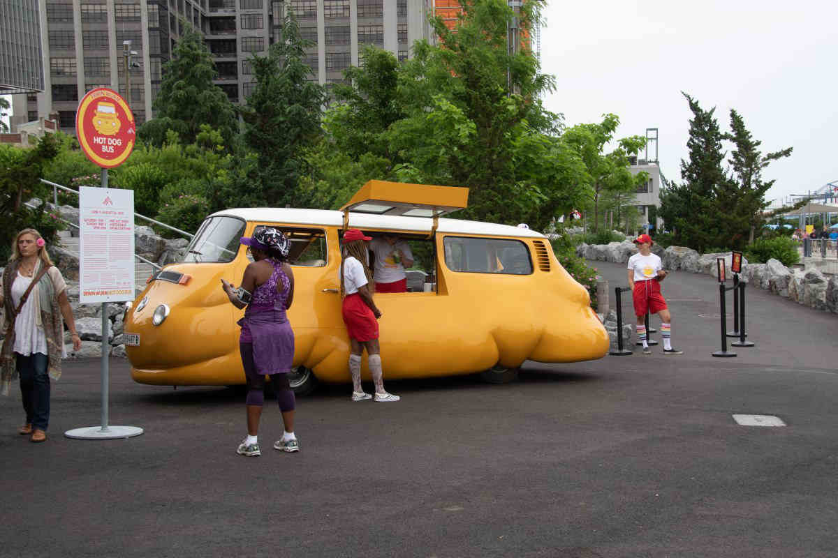 Mustard mobile: ‘Hot Dog Bus’ offers free franks • Brooklyn Paper