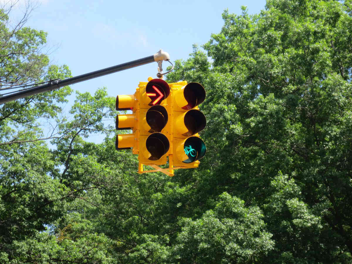 Not so bright: Slope’s six-signal traffic light creates chaos at ...