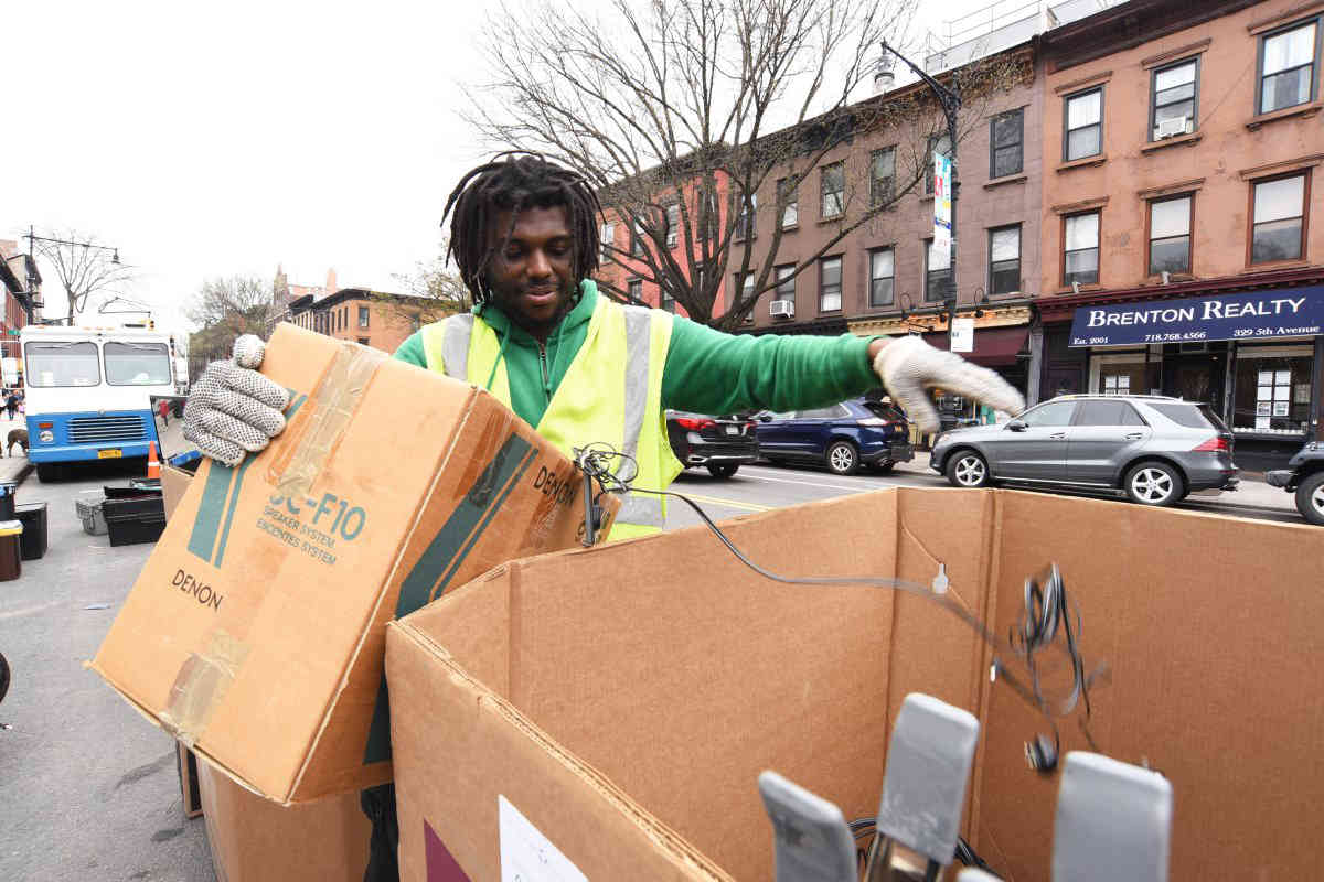 Spring cleaning: Park Slope residents scour neighborhood trash on ...