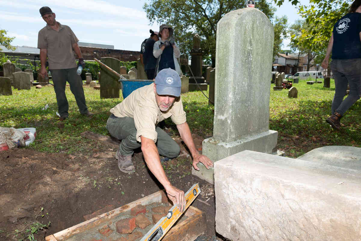 Conservationists work to restore oldest tombstones in NYC • Brooklyn Paper
