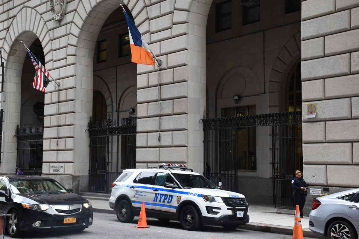 Update: Handcuffed fugitive still on the loose, despite earlier police ...