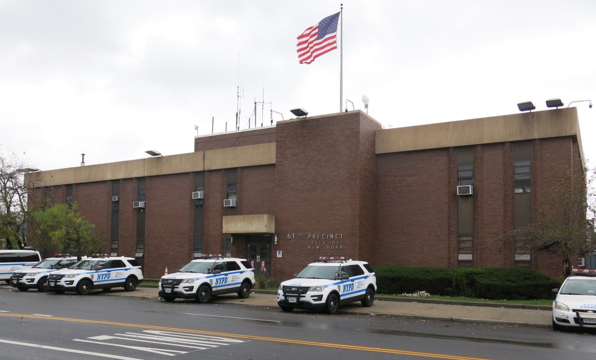 61st Precinct: Trio of weapon-wielding bozos botch robbery