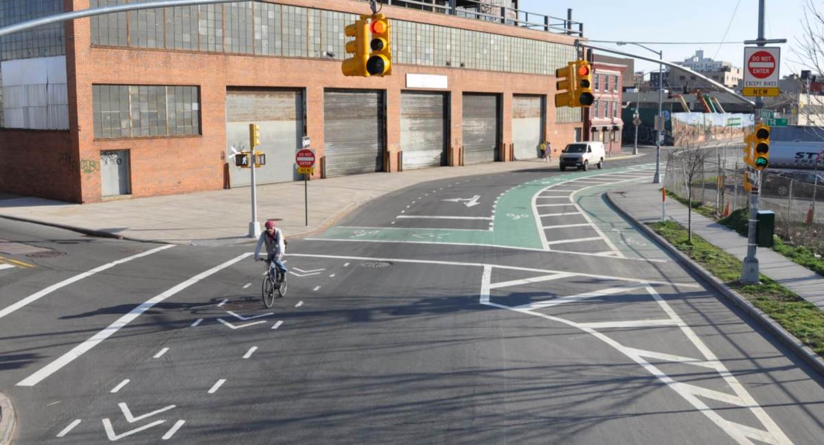 Two-way protected bike lanes planned at Greenpoint-Williamsburg border ...