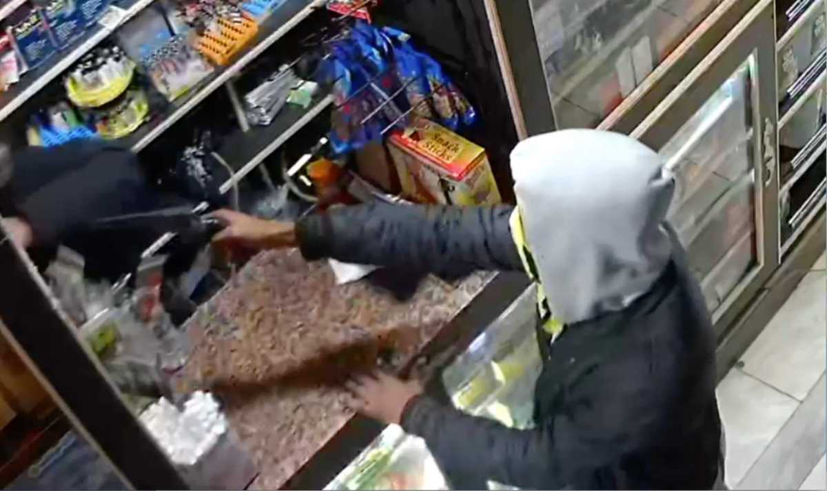 Watch it: Bodega bandit shoots grocer in the eyebrow amid two-bit heist ...