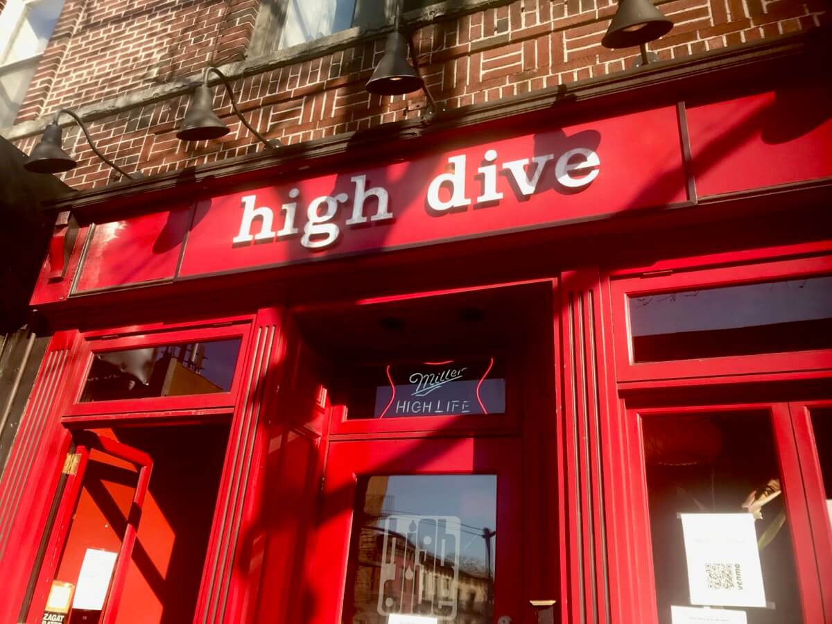 Park Slope bar opens take-out window for booze • Brooklyn Paper