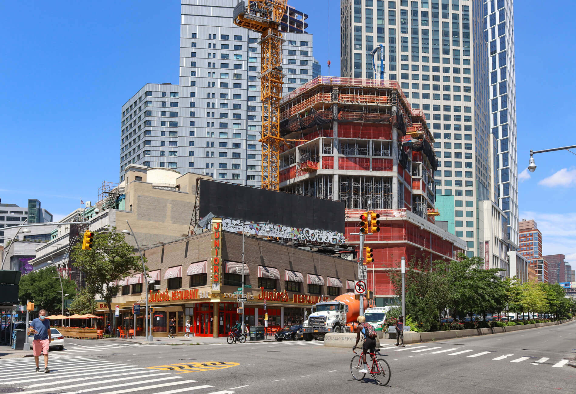 Construction continues on skyscraper over Dime Savings Bank • Brooklyn ...