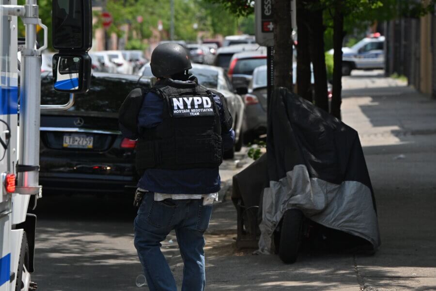 Barricaded man surrenders after 2-hour standoff with NYPD hostage ...
