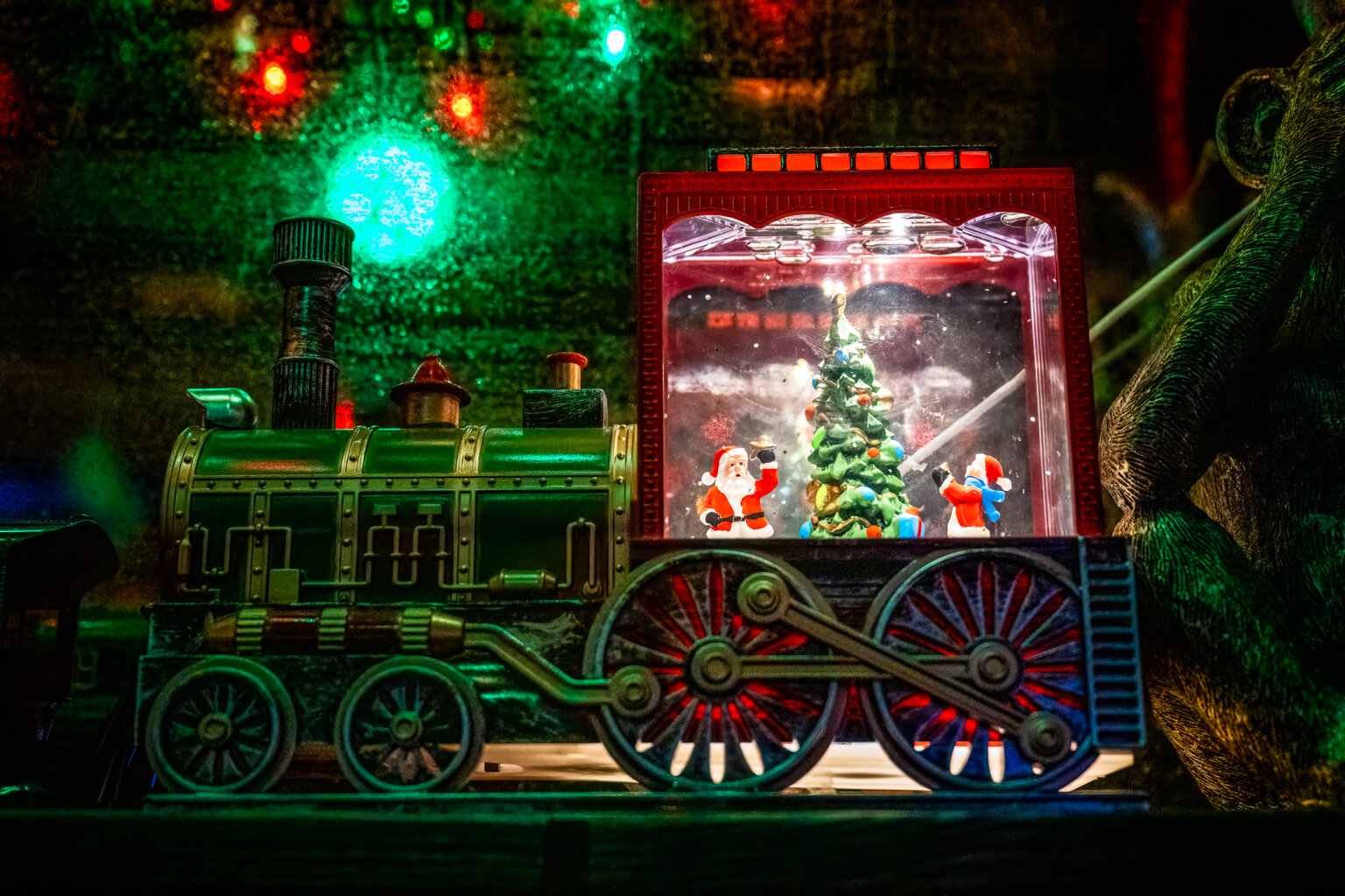 ‘A little more Christmas’: Halls of Bay Ridge restaurant Skinflints to ...