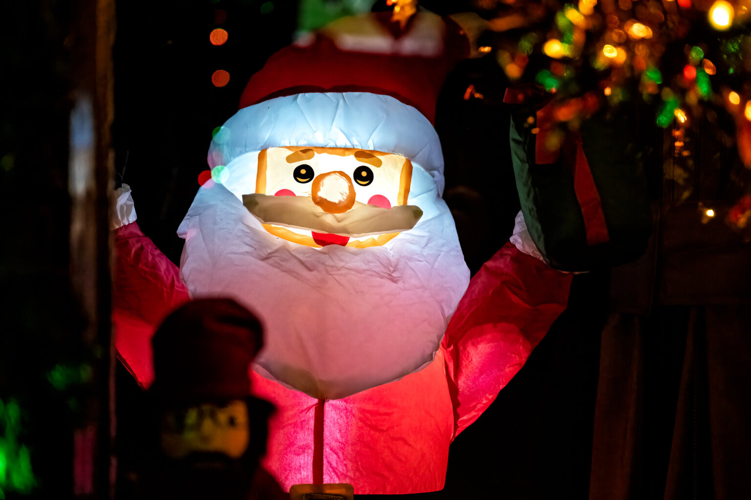 ‘A little more Christmas’: Halls of Bay Ridge restaurant Skinflints to ...